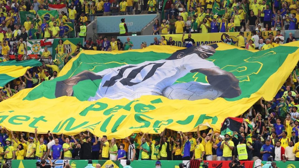 Copa do Mundo: Torcida brasileira homenageia Pelé com bandeirão
