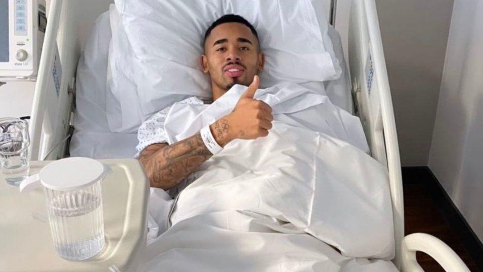 Gabriel Jesus passa por cirurgia na Inglaterra após lesão sofrida na Copa