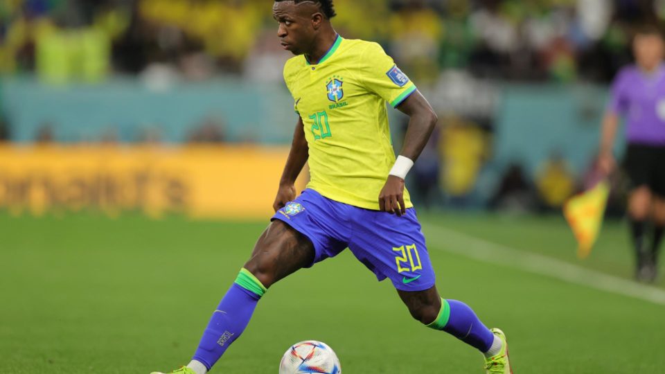 Vini Júnior sofre racismo de jogador espanhol após eliminação do Brasil