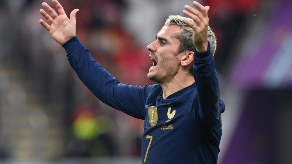 Griezmann se reinventa como meia e volta a ser fundamental na França