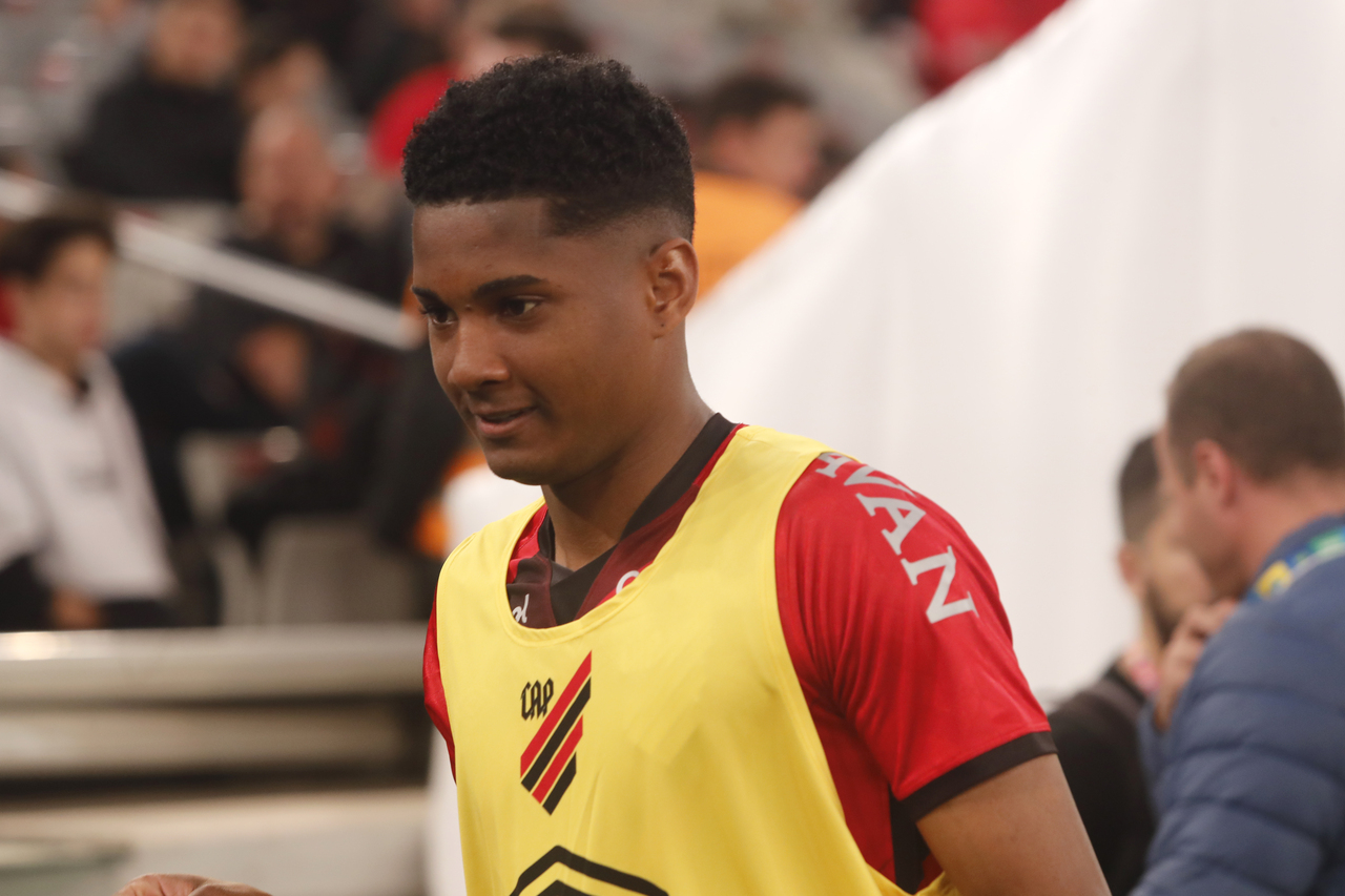 Athletico encaminha venda de Abner para time da Espanha