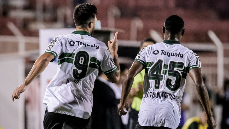 Pinho brilha no primeiro jogo como titular do Coritiba e anima a torcida