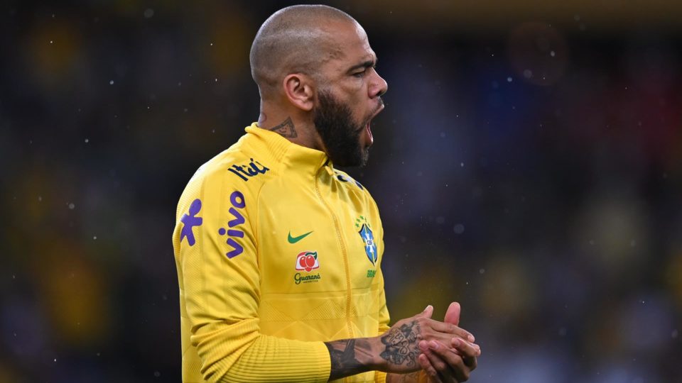 Defesa prepara recurso para soltura de Daniel Alves em Barcelona