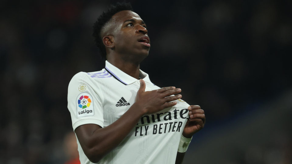 Justiça abre investigação sobre racismo e convoca Vini Jr. para depor