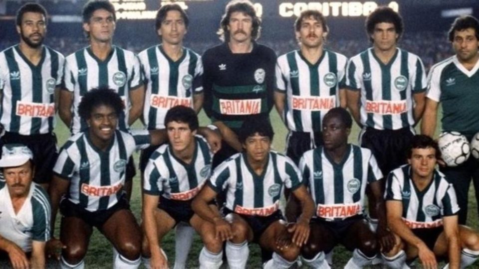 Campeões brasileiros do Coritiba detonam novo escudo sem estrela de 85