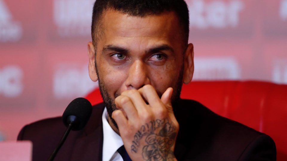 Acusação usa caso Robinho para pedir que Daniel Alves siga na prisão
