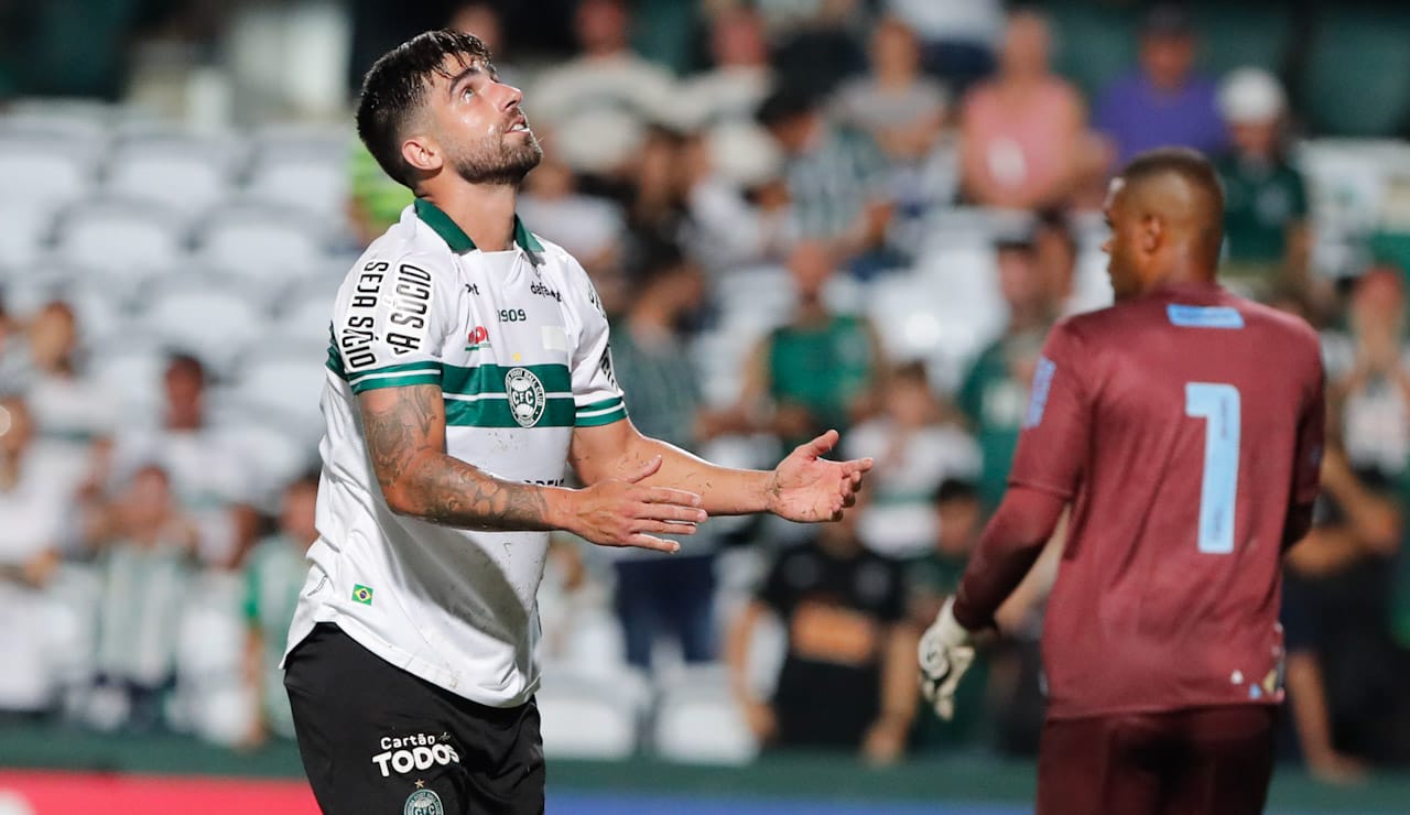 Coritiba: Pinho desconversa sobre artilharia e lamenta gols perdidos