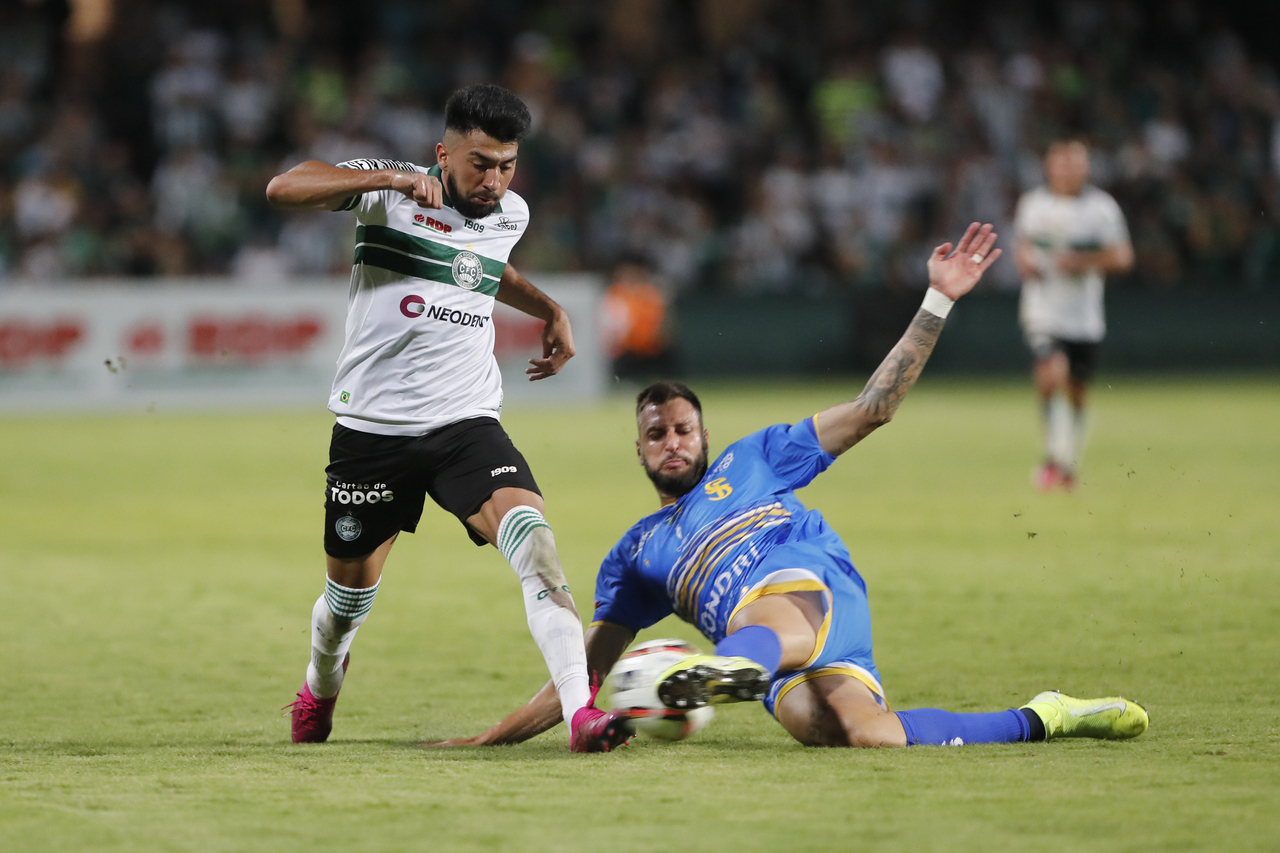 Coritiba: Entenda o "sumiço" do meia Marcelino Moreno, camisa 10