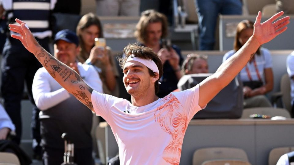 Thiago Wild surpreende e elimina nº 2 do mundo em Roland Garros