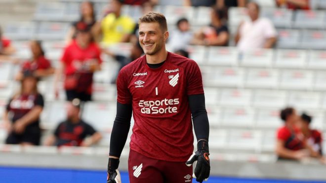 Destaque do Athletico, goleiro Bento entra na mira do Benfica, de Portugal