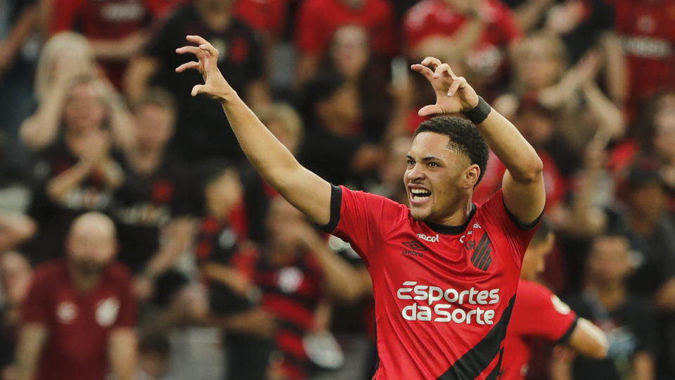 Athletico e Barcelona chegam a acordo para venda de Vitor Roque, diz jornal