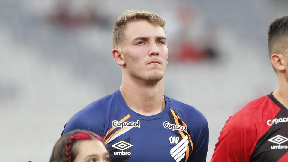 Athletico: Com Bento suspenso, Léo Linck fará estreia no Brasileirão