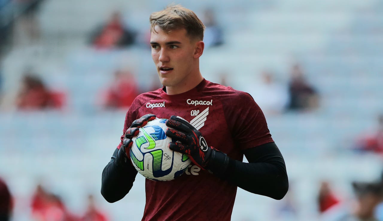 Athletico: Léo Linck defende pênalti e comenta estreia no Brasileirão