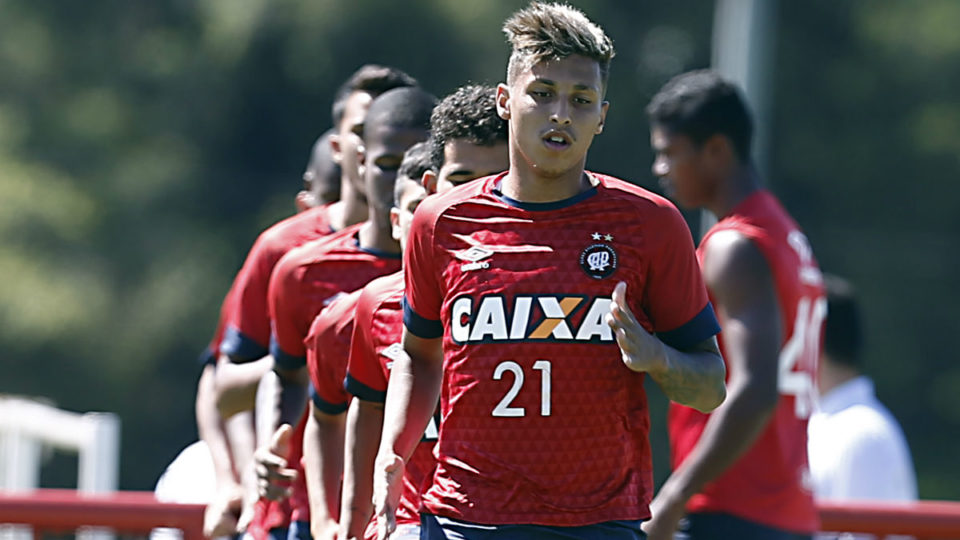 Athletico recebe R$ 5 milhões por dívida de clube europeu