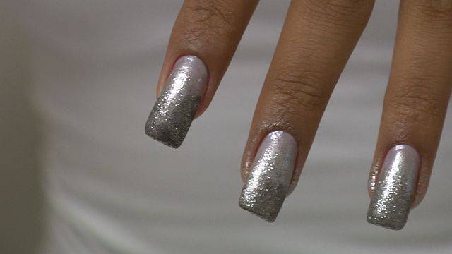 Aprenda a fazer as unhas bicolores de Adele