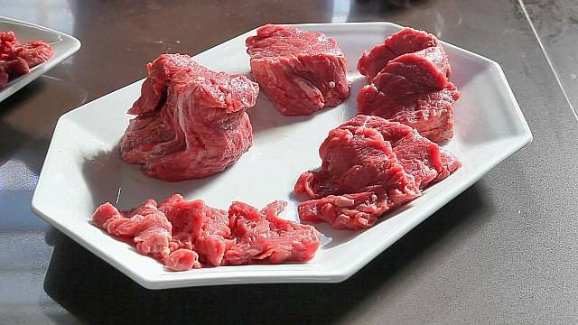 Aprenda a limpar e cortar uma peça de filé mignon