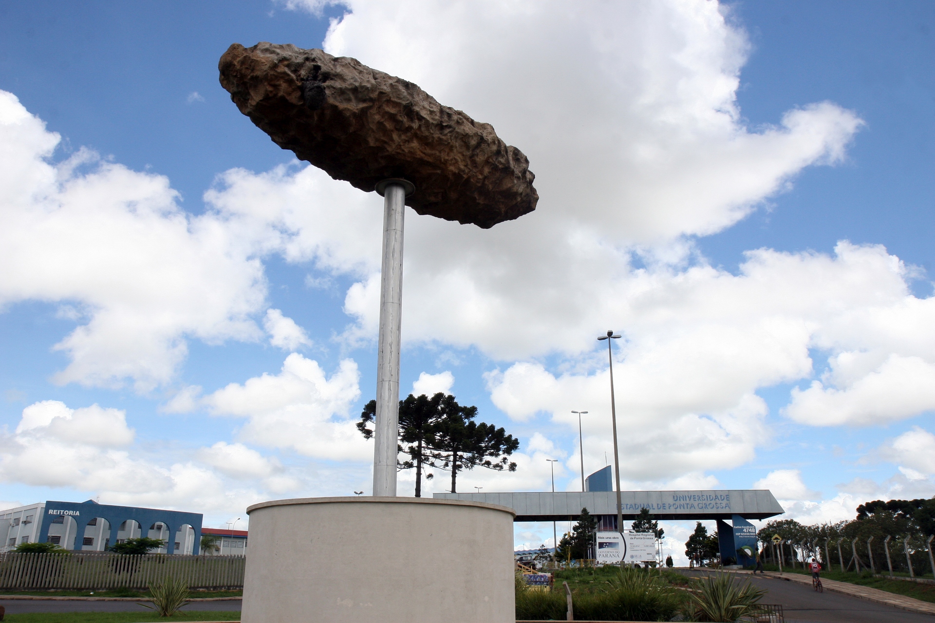 Monumentos curiosos do Paraná: do cocozão ao bonezão