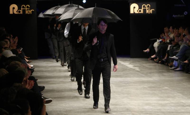 Confira as imagens do desfile da Raffer