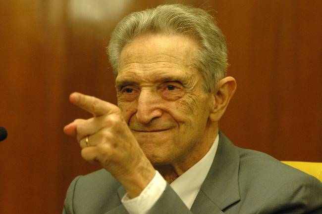 Plinio quer que você faça pesquisa para ele