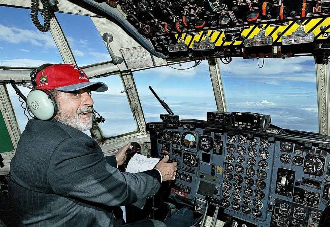 Lula volta ao “aeropovo” e se hospeda no mesmo hotel de Serra