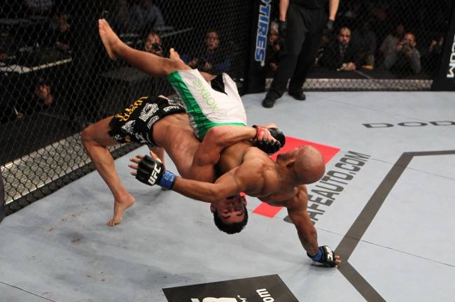 Dominick Cruz se mantém imbatível entre os pesos galo do UFC