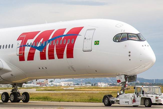 1º Airbus A350 da TAM é flagrado com as cores da empresa na França